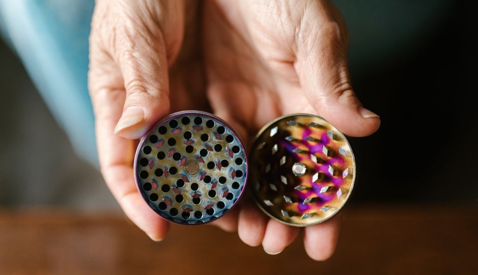 How to Clean a Grinder Screen: Step-by-Step Guide | The Bud Post